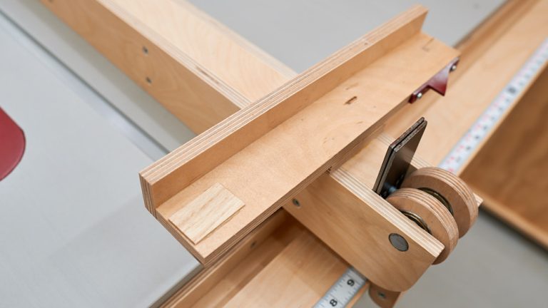 Locking Table Saw Fence - IBUILDIT.CA