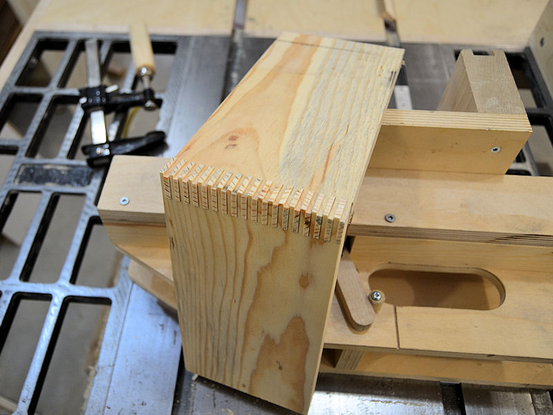 How To Make An Advanced Box Joint Jig - IBUILDIT.CA