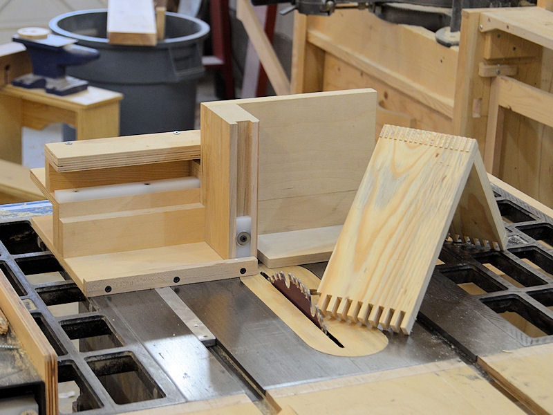 How To Make An Advanced Box Joint Jig - IBUILDIT.CA