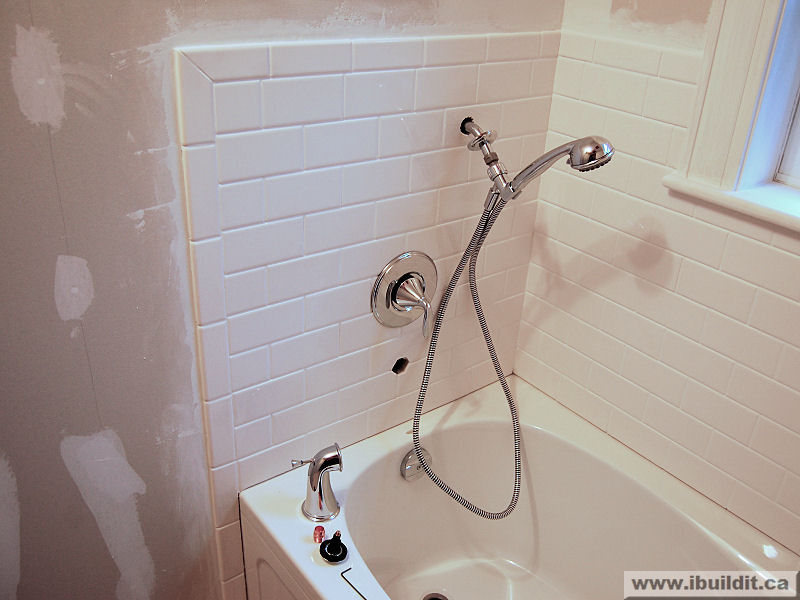 Installing The Ceramic Tile Tub Surround - My Old House - IBUILDIT.CA