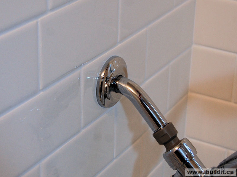 Installing The Ceramic Tile Tub Surround - My Old House - IBUILDIT.CA