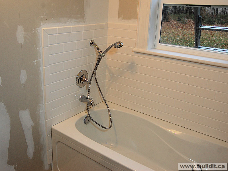 Installing The Ceramic Tile Tub Surround - My Old House - IBUILDIT.CA
