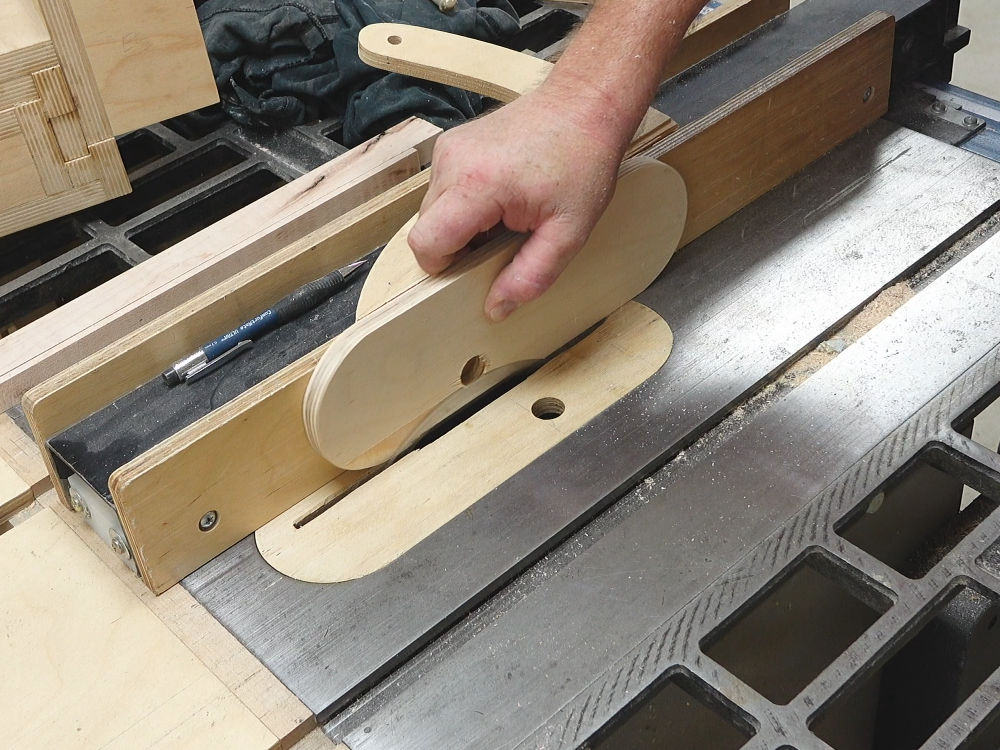 How To Make A Zero Clearance Insert For A Table Saw - IBUILDIT.CA